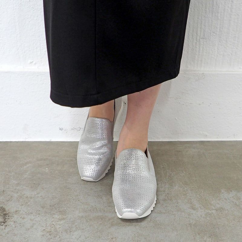 軽量│パンチングスリッポン （AY_1340008） | あしながおじさん / cavacava （サヴァサヴァ）靴の公式通販サイト【公式】